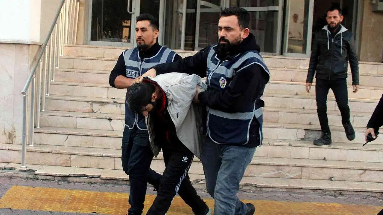 Polisten kaçmak için bakın nereye saklandı?