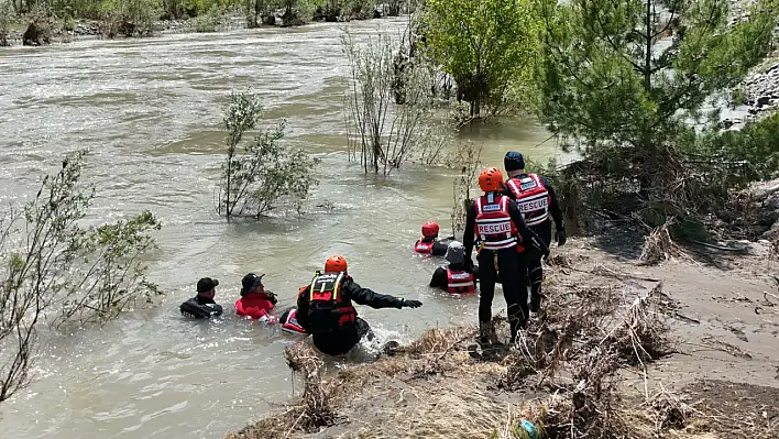 Kazadan sonra kaybolmuştu! Genç kızı arama çalışmaları sürüyor